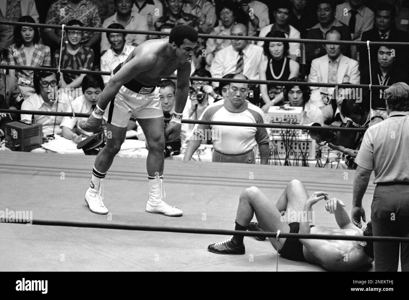 Muhammad Ali sticks his tongue out at Antonio Inoki as the Japanese ...