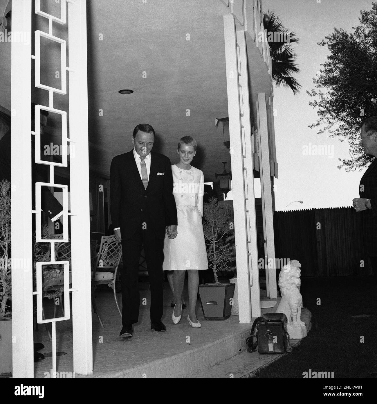 Frank Sinatra and Mia Farrow during their wedding in Las Vegas, on July ...