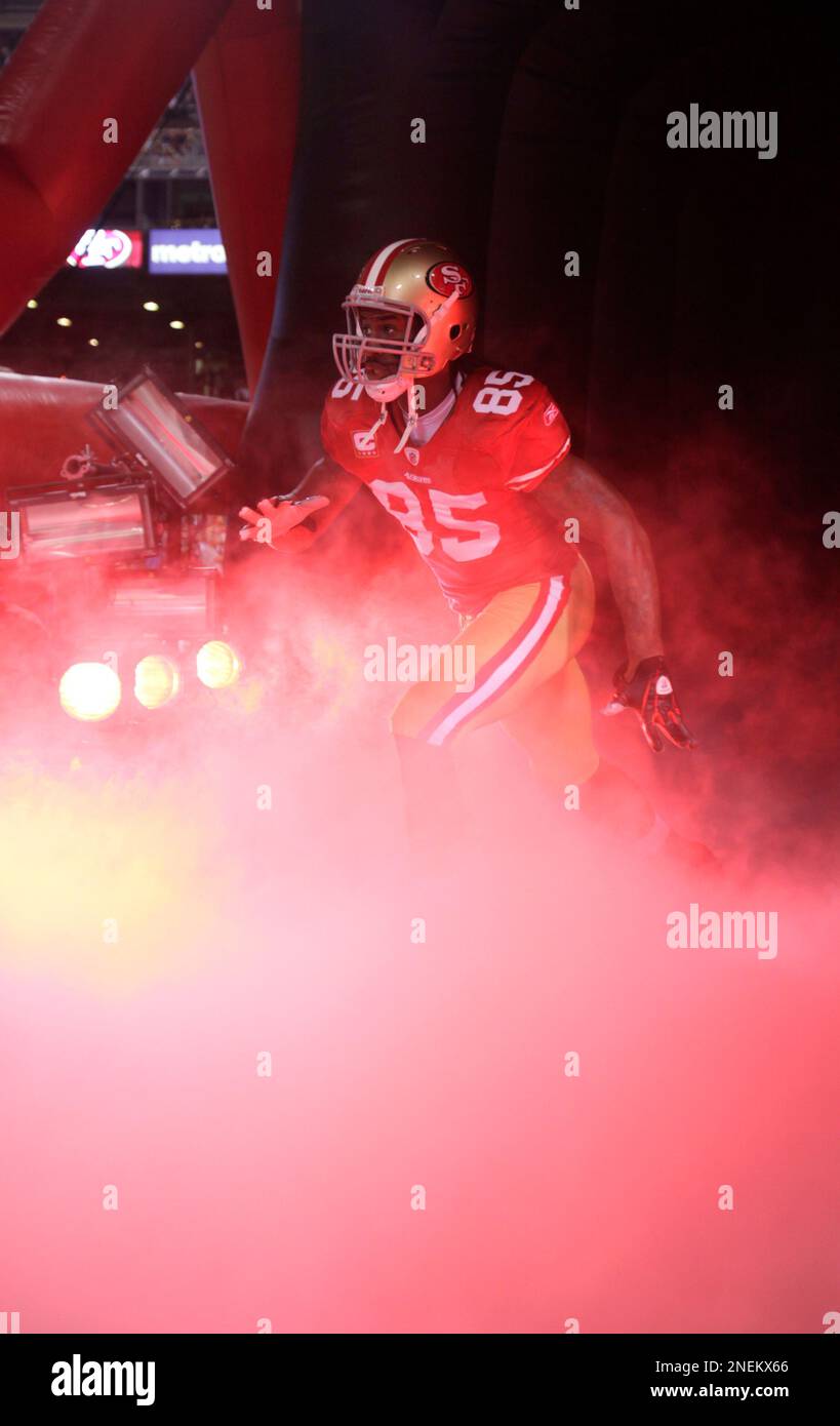 San Francisco 49ers tight end Vernon Davis (85) takes the field before ...