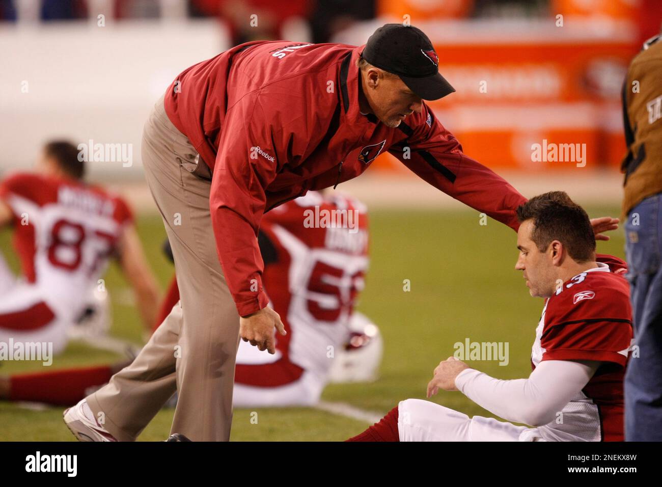 Arizona Cardinals head coach Ken Whisenhunt greets quarterback Kurt ...