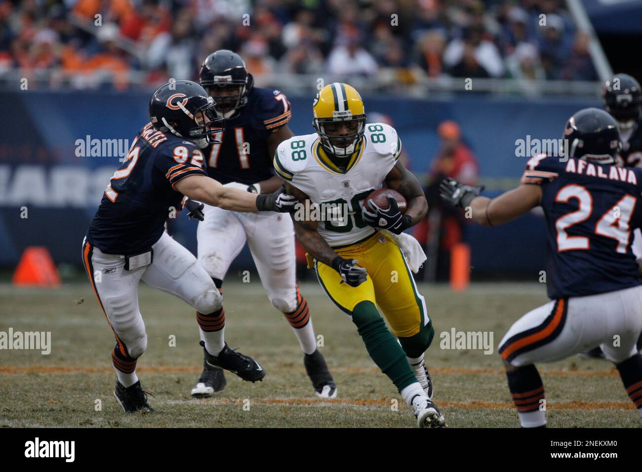 Chicago Bears linebacker Hunter Hillenmeyer (92) reaches for Green Bay ...