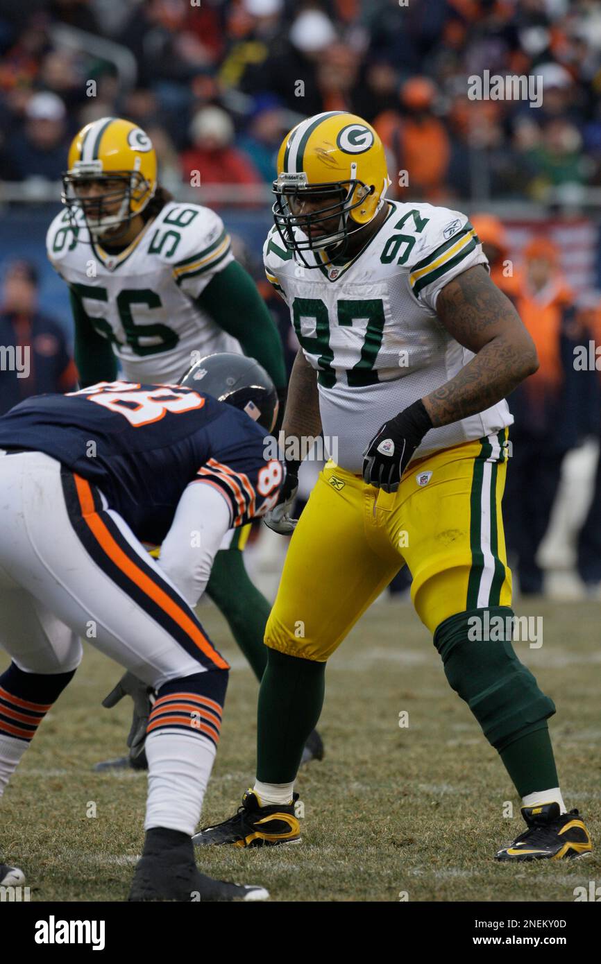 Chicago Bears tight end Desmond Clark (88) lines up with Green Bay ...