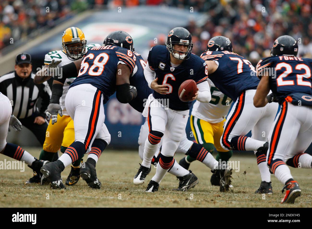 Chicago Bears quarterback Jay Cutler (6) hands off the ball during the ...