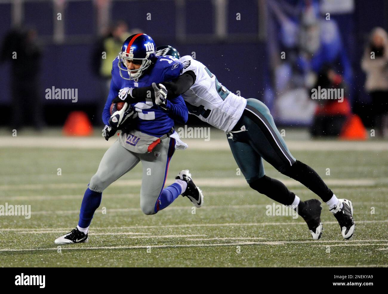 New York Giants' Steve Smith, left, is tackled by Philadelphia Eagles ...