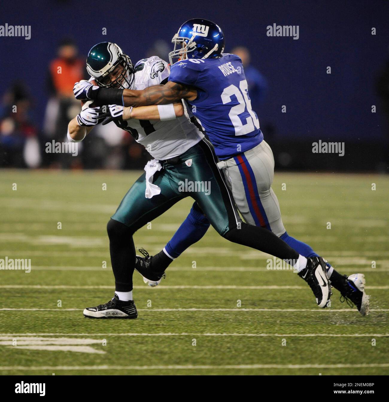 Philadelphia Eagles' Brent Celek is hit by New York Giants Aaron Rouse ...