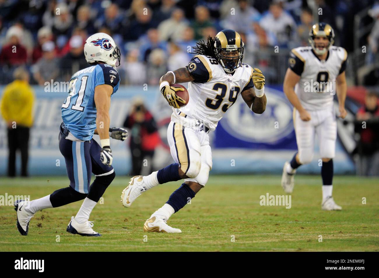 St. Louis Rams running back Steven Jackson (39) carries the ball ...