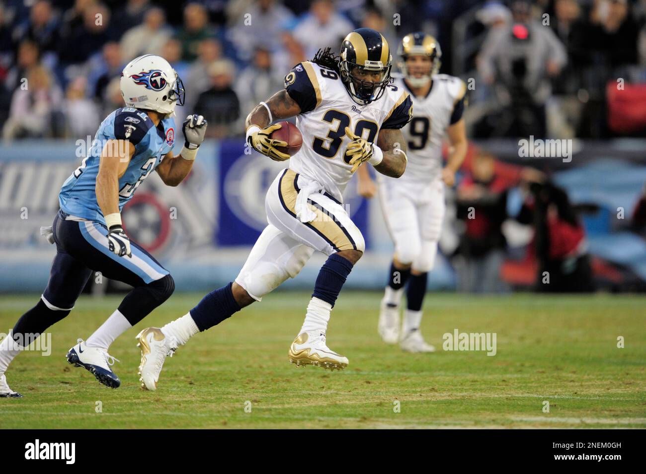 St. Louis Rams running back Steven Jackson (39) carries the ball ...