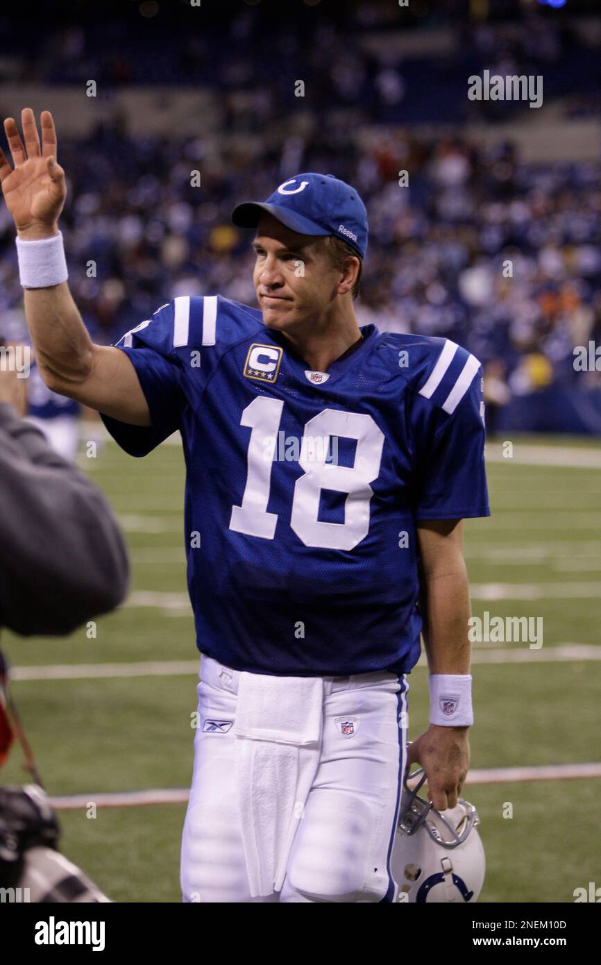 Indianapolis Colts quarterback Peyton Manning leaves the field ...