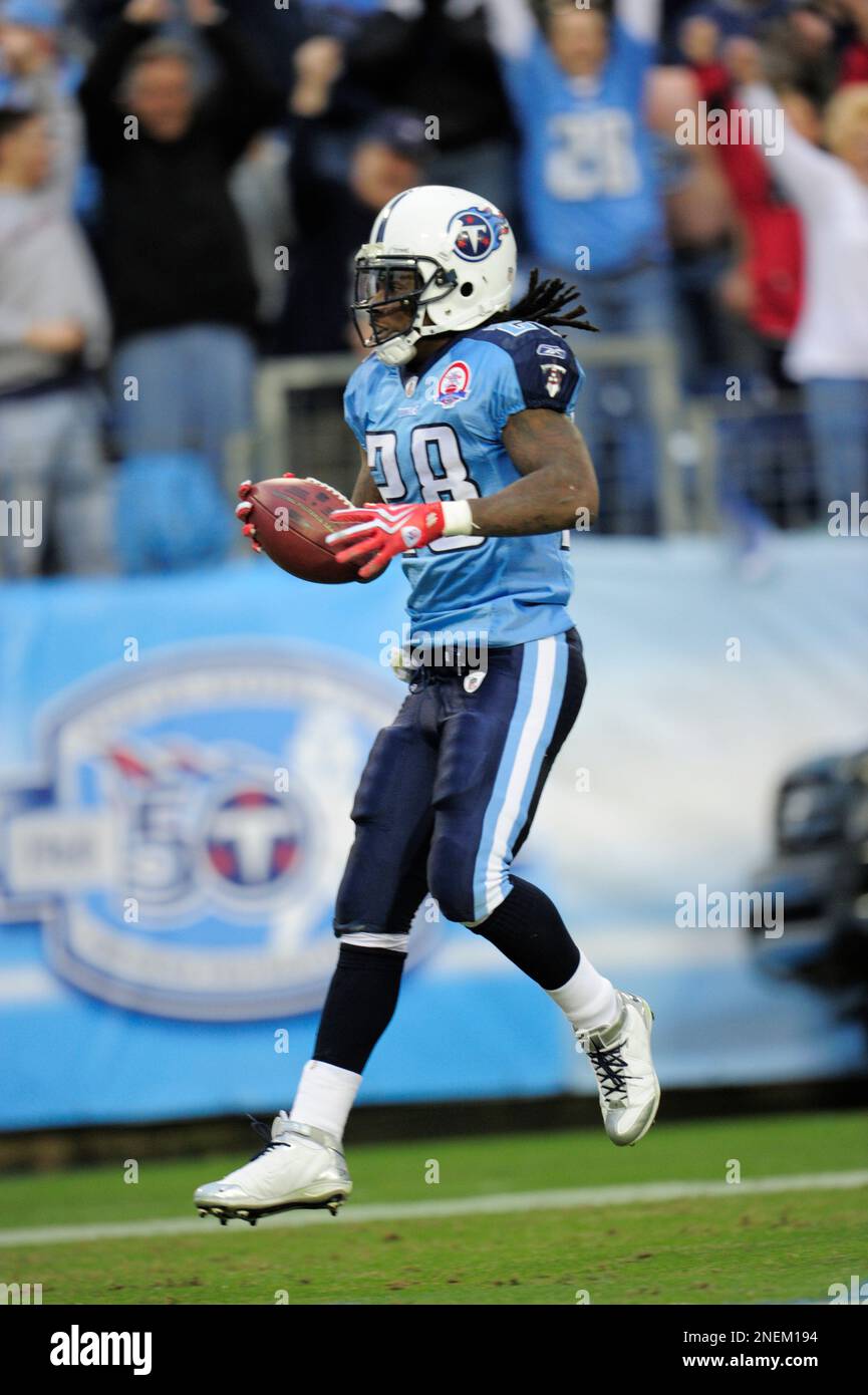 Tennessee Titans running back Chris Johnson (28) runs for a 66-yard ...