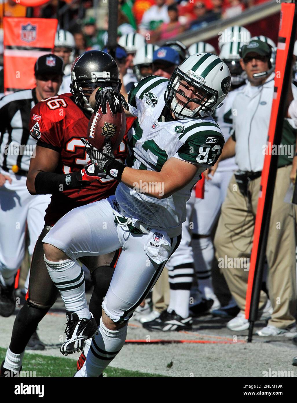 New York Jets wide receiver Danny Woodhead (83) grabs a pass in front ...