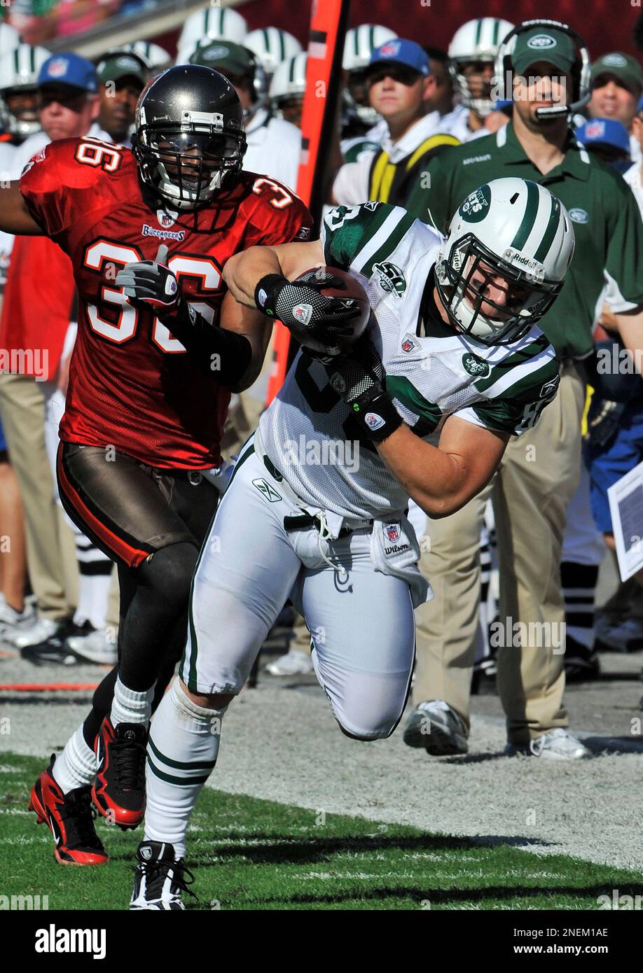 New York Jets wide receiver Danny Woodhead (83) grabs a pass in front ...
