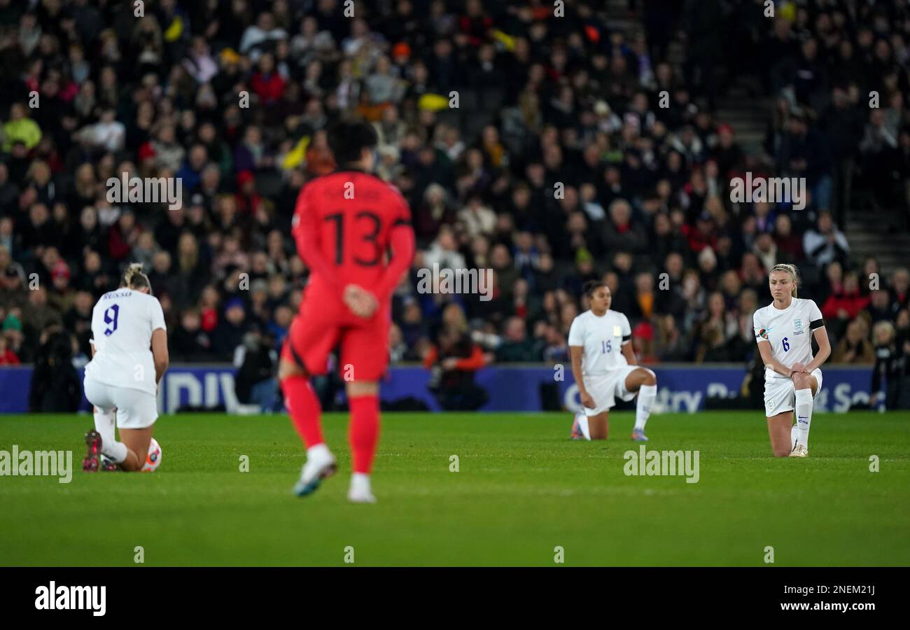 England's Leah Williamson (right) and team-mates take the knee before ...