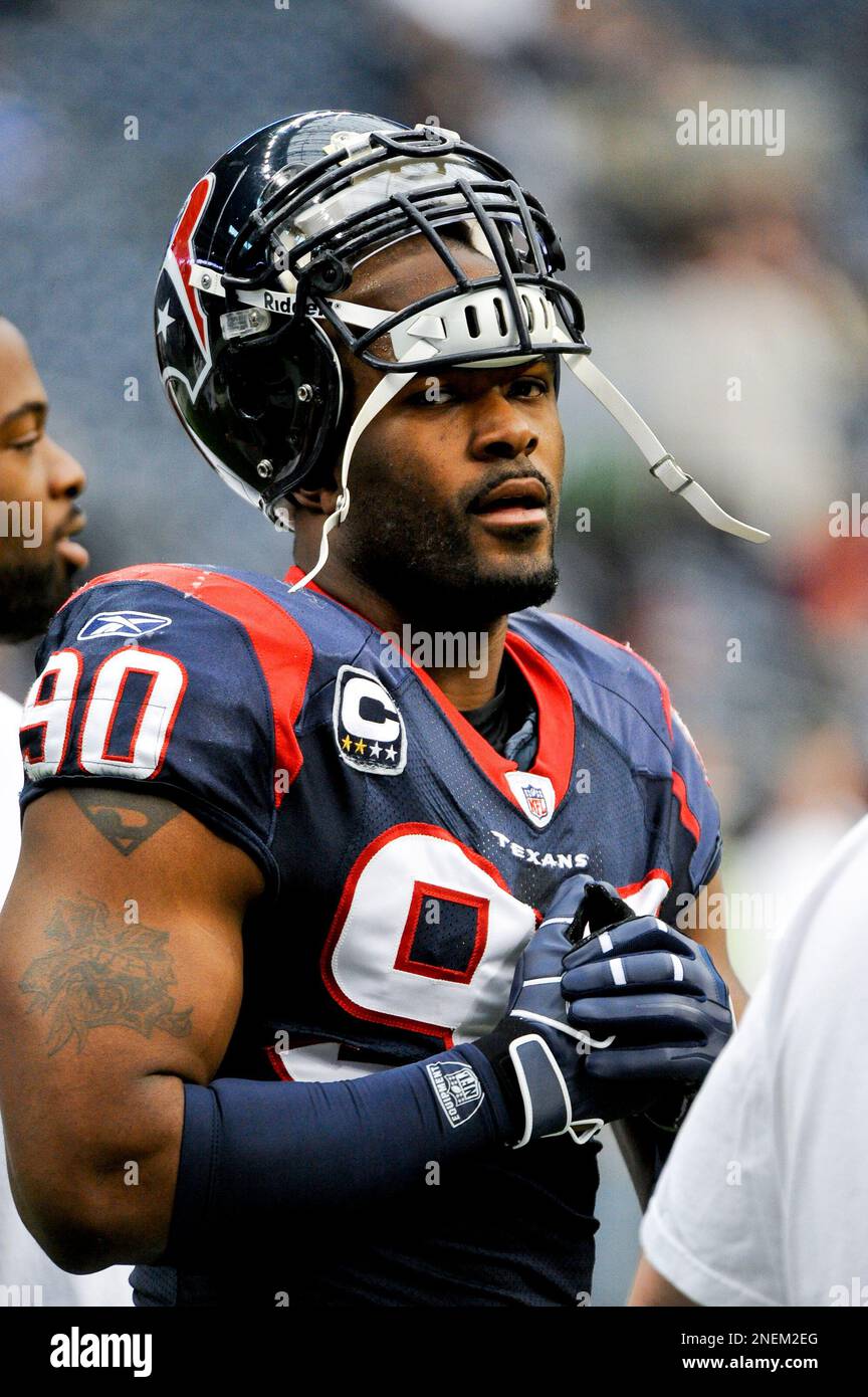 Houston Texans' Mario Williams gets ready for of an NFL football game ...