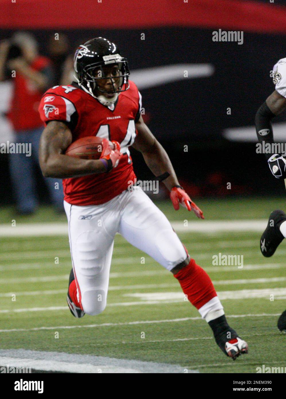 Atlanta Falcons running back Jason Snelling breaks into the open field ...