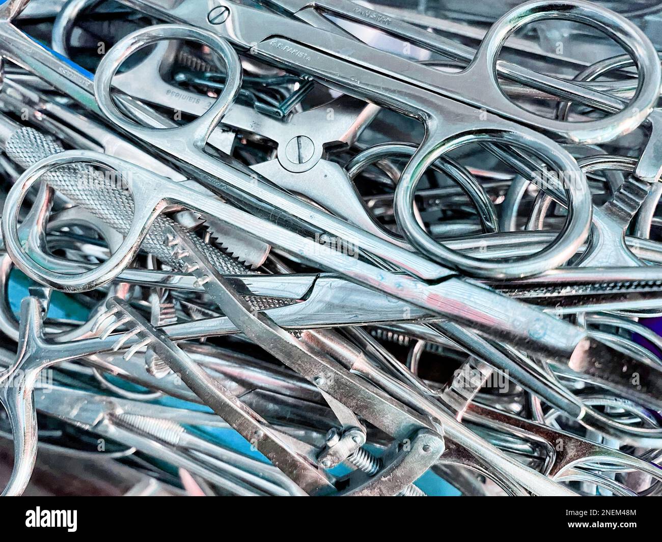 Stainless steel surgical tools in a jumbled pile Stock Photo - Alamy