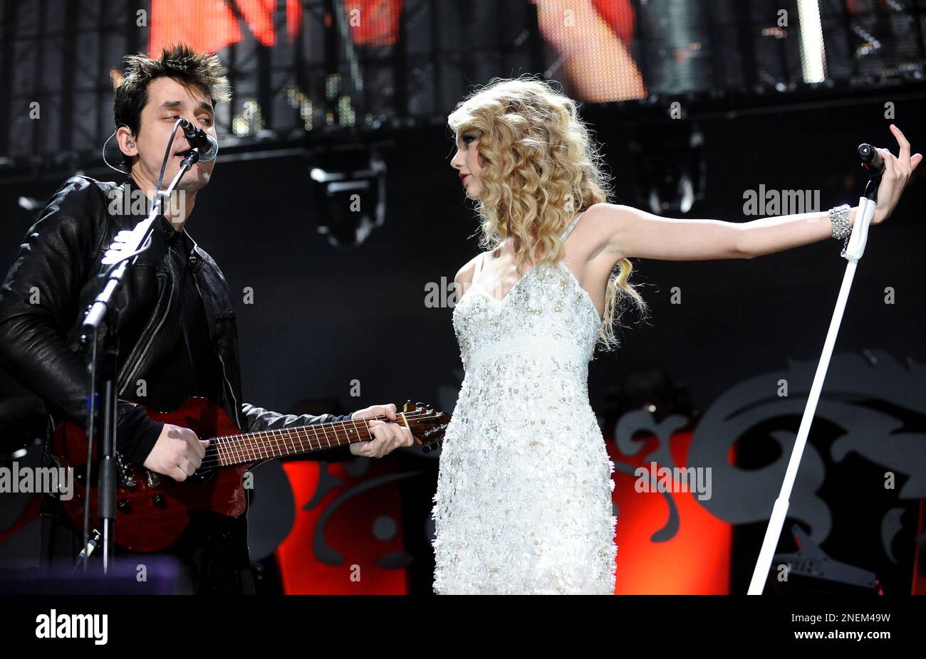 Musician John Mayer and singer Taylor Swift perform together at the ...