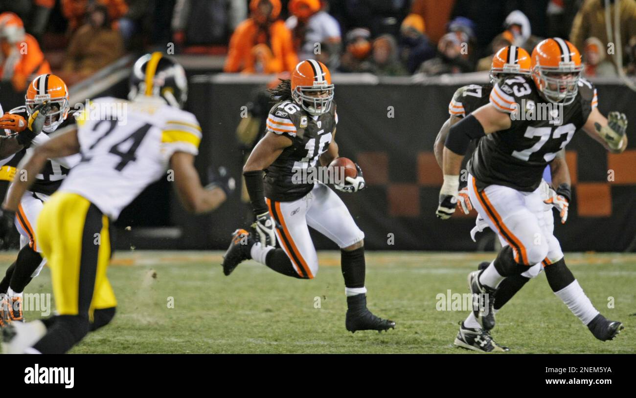 Cleveland Browns wide receiver Josh Cribbs runs the ball in an NFL ...