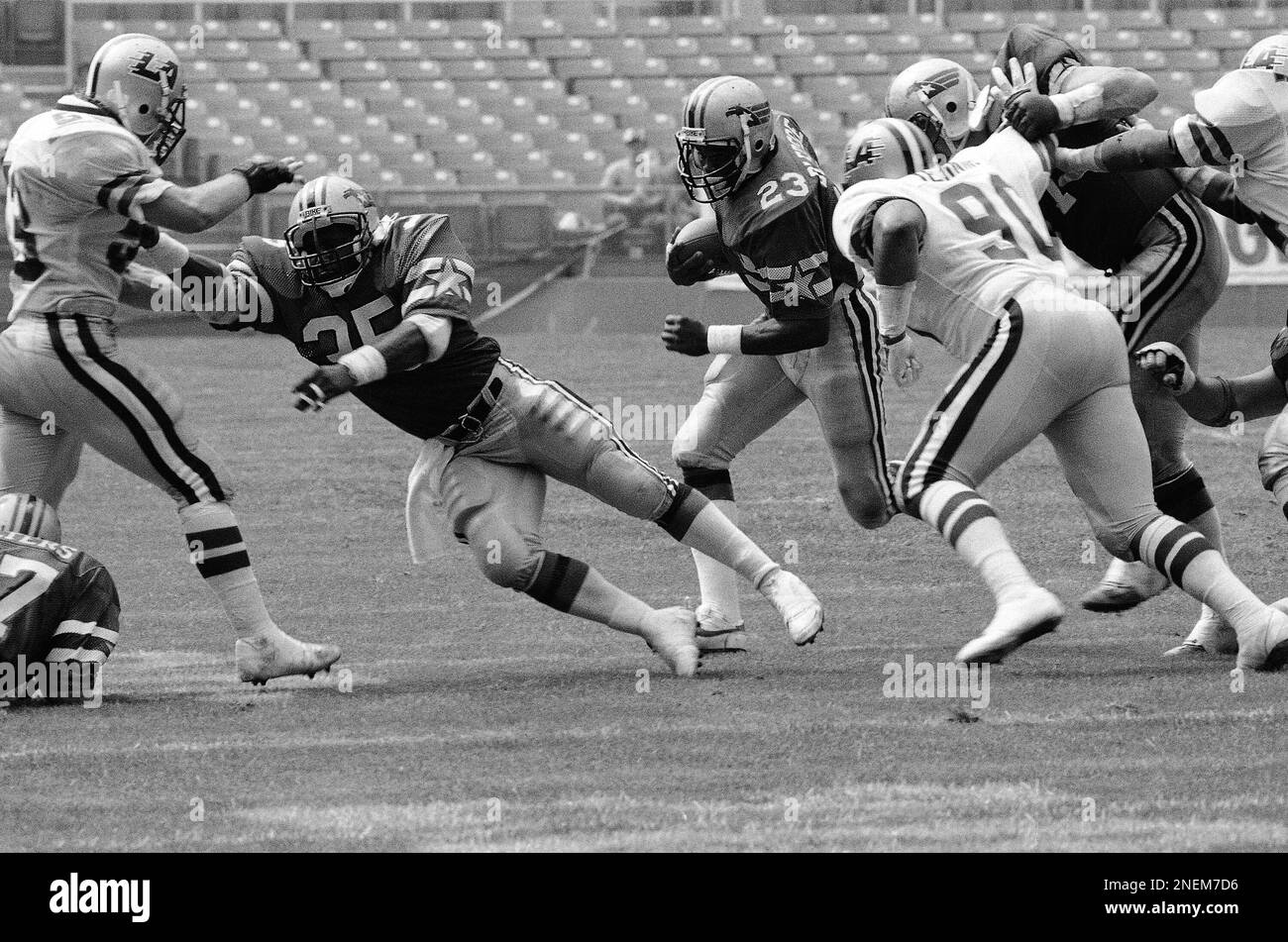 Los Angeles Express quarterback Steve Young (8) attempts to elude ...