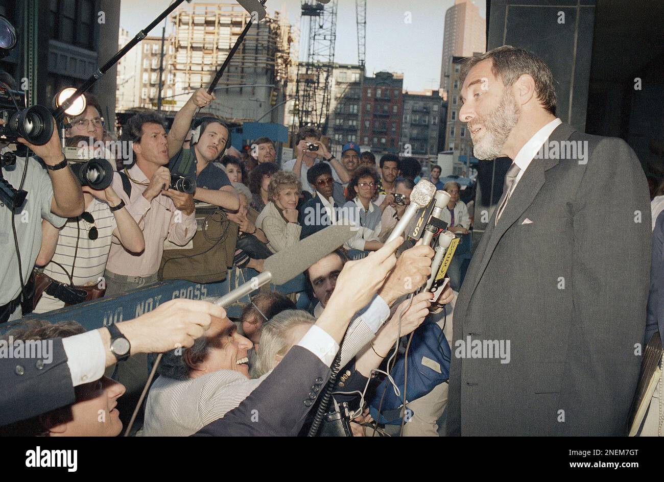 Barry Slotnick, defense attorney for subway gunman Bernhard Goetz ...