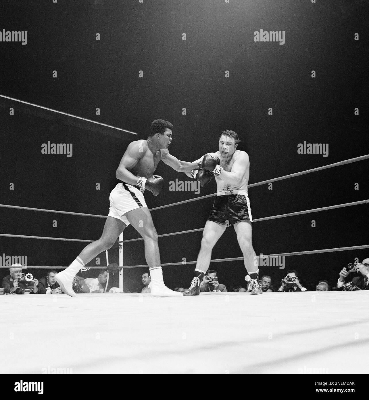 Chuvalo takes a right-heavyweight champion Muhammad Ali (Cassius Clay ...