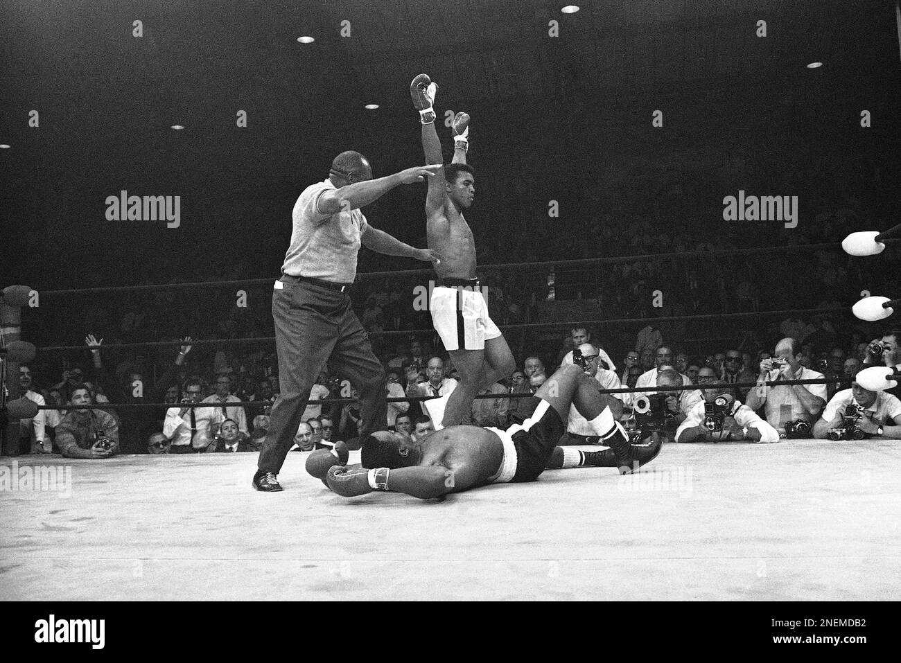 Heavyweight champion Muhammad Ali (Cassius Clay) , arms upraised ...