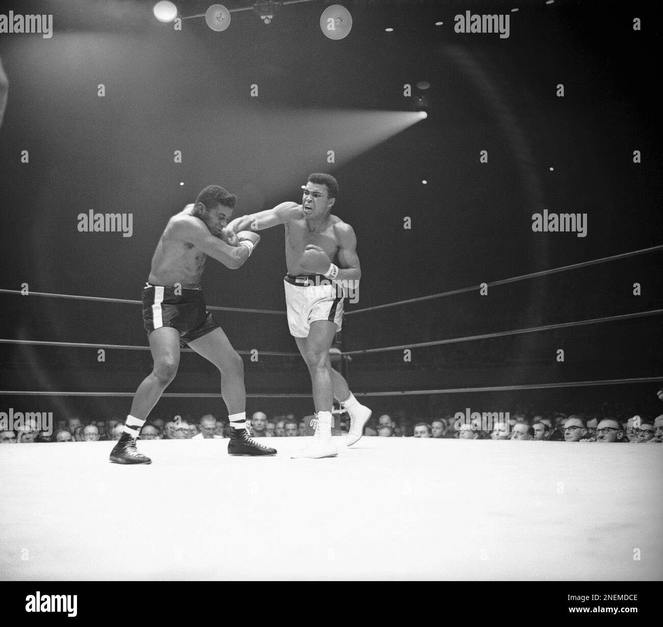 Heavyweight champion Muhammad Ali ( Cassius Clay) moves in with a ...