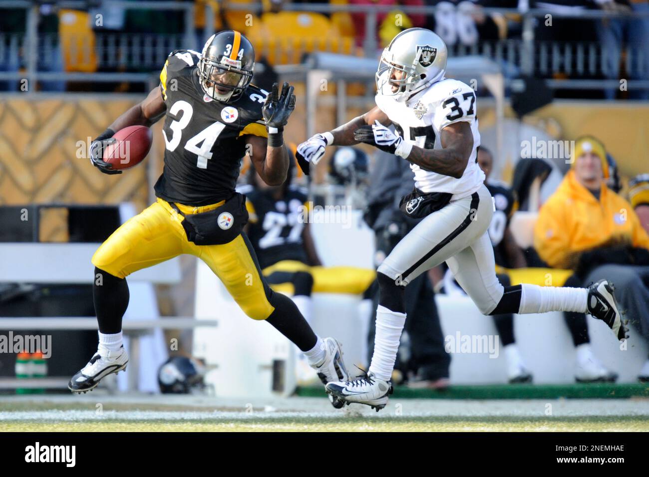 Pittsburgh Steelers running back Rashard Mendenhall (34) is chased down ...