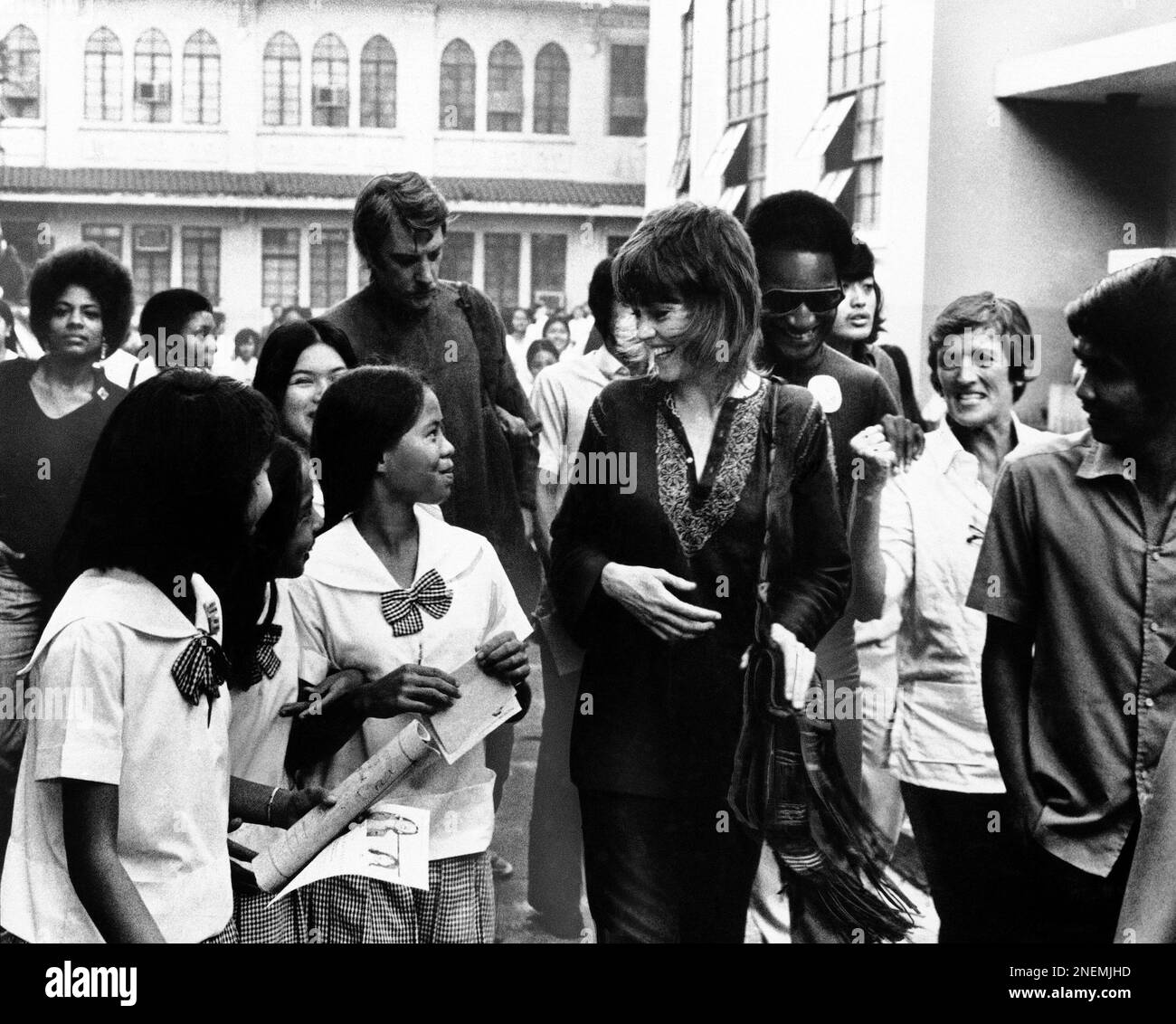 On tour in the Philippines with her FTA show, Jane Fonda exchanges ...