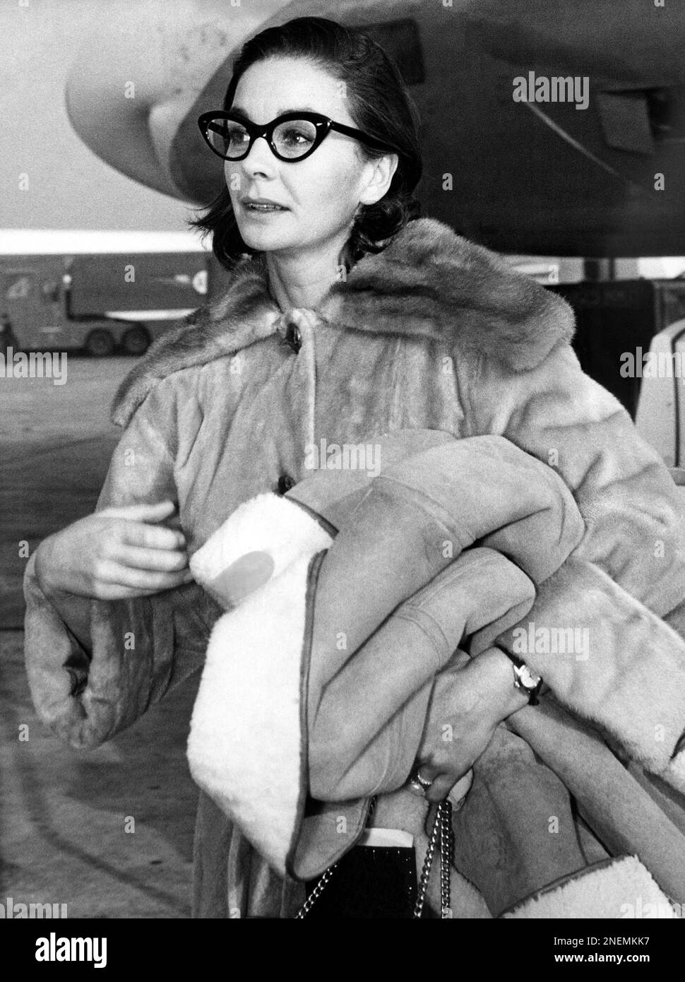 Actress Jean Simmons arrives, Nov. 9, 1964 at London Airport from New ...