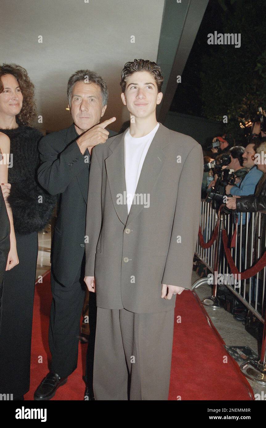 Dustin Hoffman jokingly points to his son Jake?s nose at the premiere ...