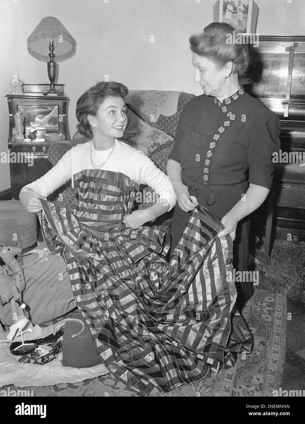 Young British film actress Jean Simmons, home from her world sea ...