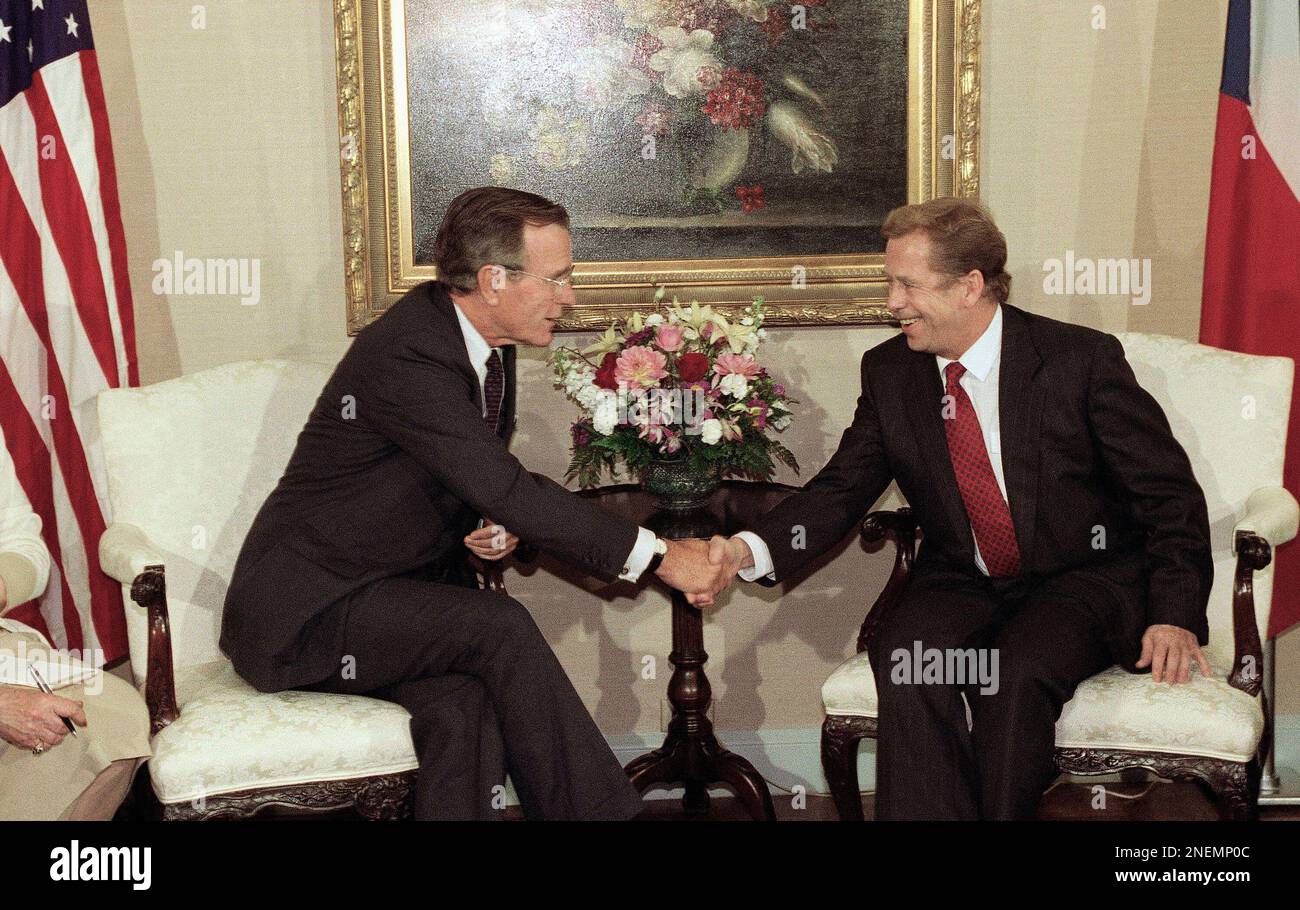 Czechoslovak President Vaclav Havel, right, shakes hands with President ...