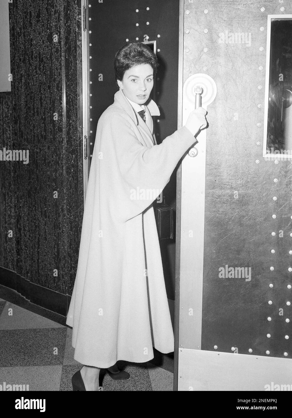 Screen Actress Jean Simmons enters federal court in Los Angeles on June ...