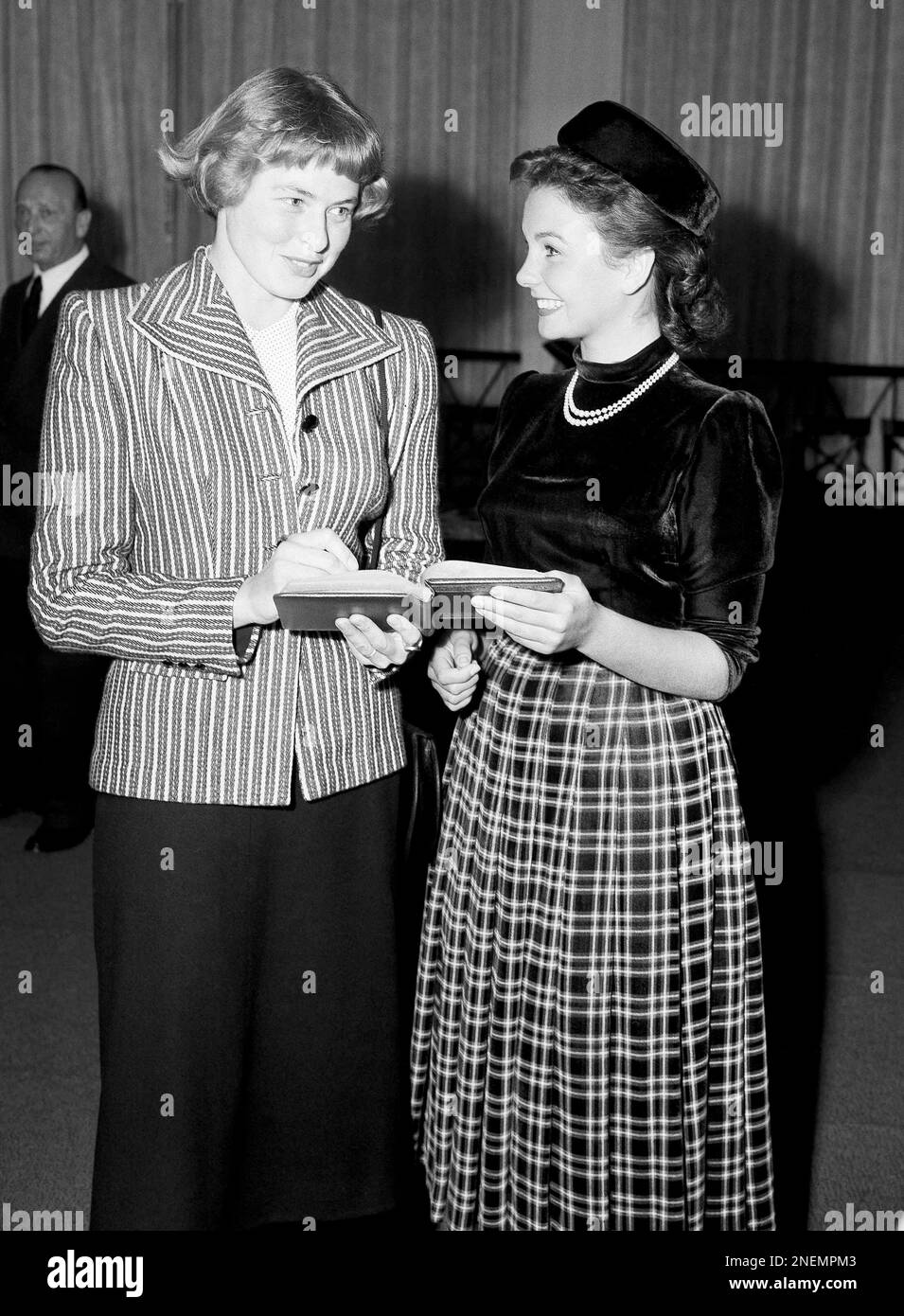 Ingrid Bergman (left) signs Jean Simmon?s autograph book, at the party ...