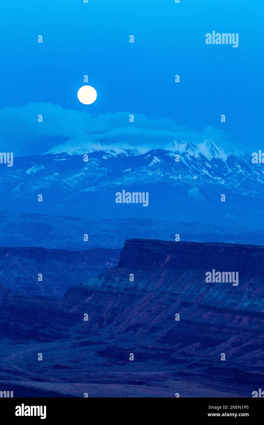 Full moon over snow capped hi-res stock photography and images - Alamy