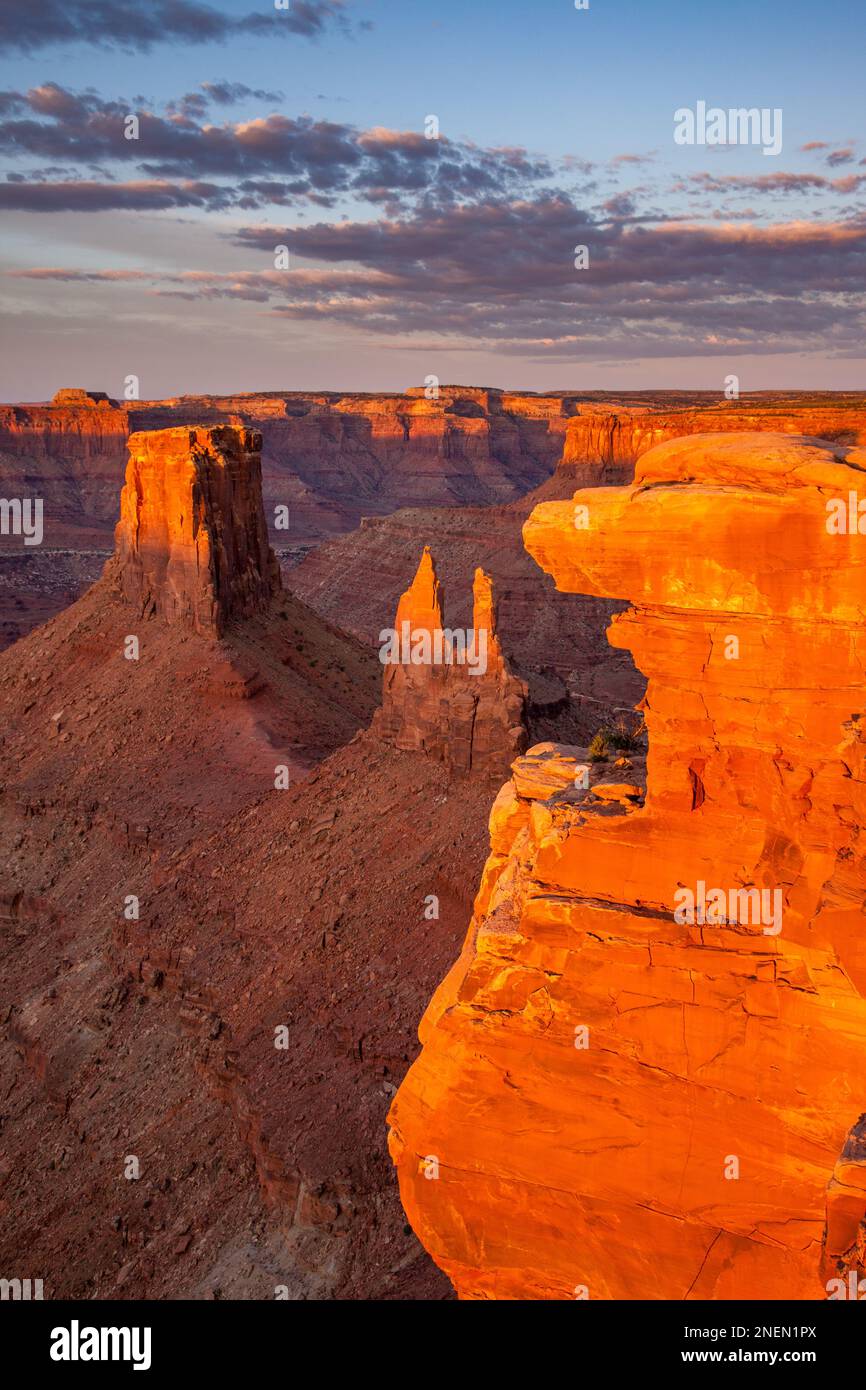 First light on Bird's View Butte and the Crow's Head Spires in Shafer ...