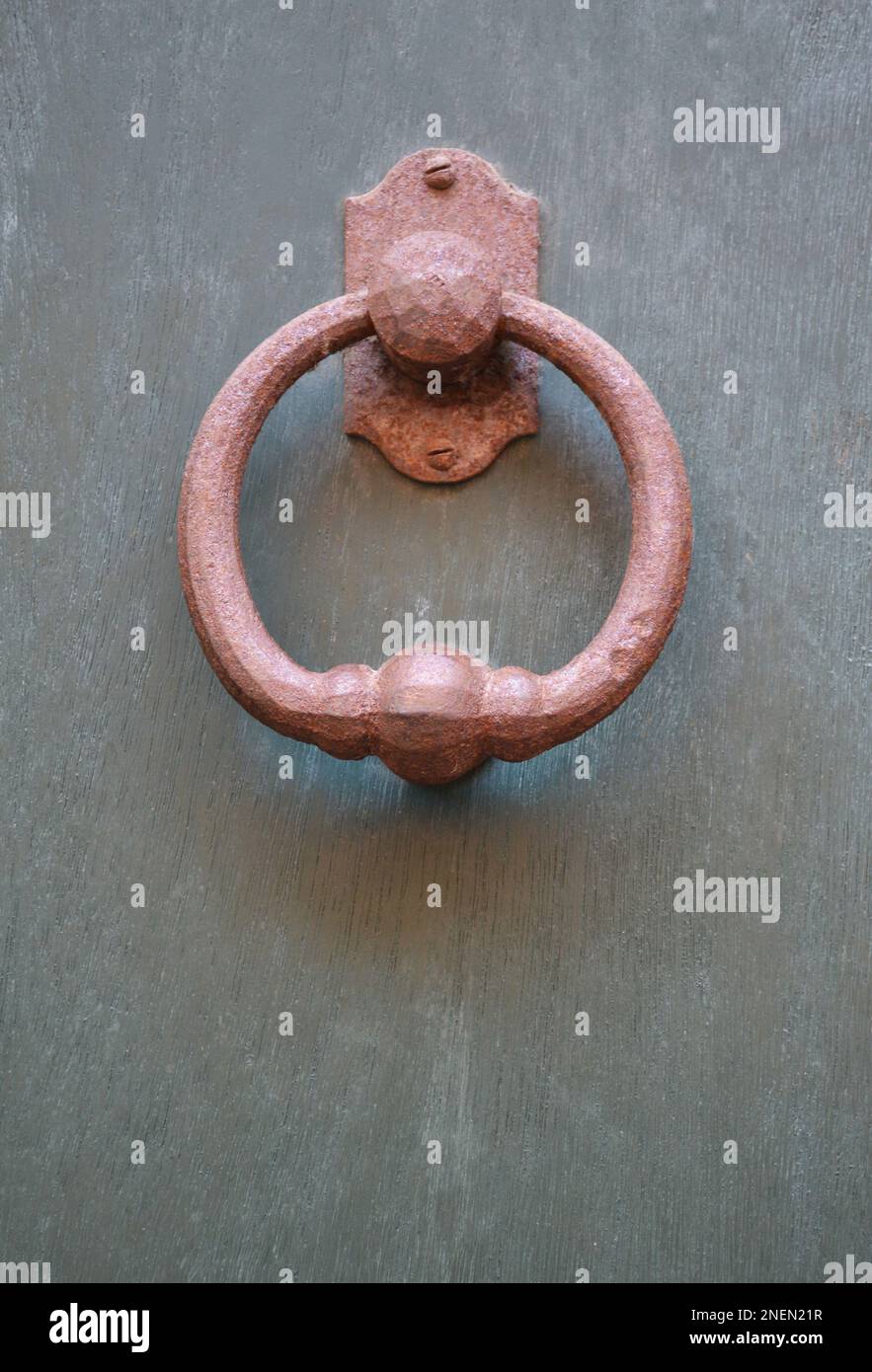 Closeup image of old door handle Stock Photo - Alamy
