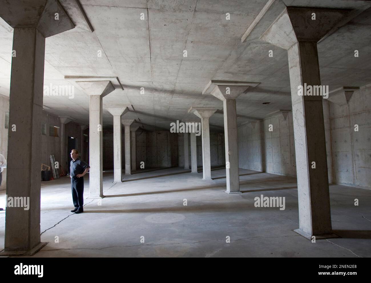 In this Sept. 17, 2009 photo, Terry Franks with Data Power Technology ...