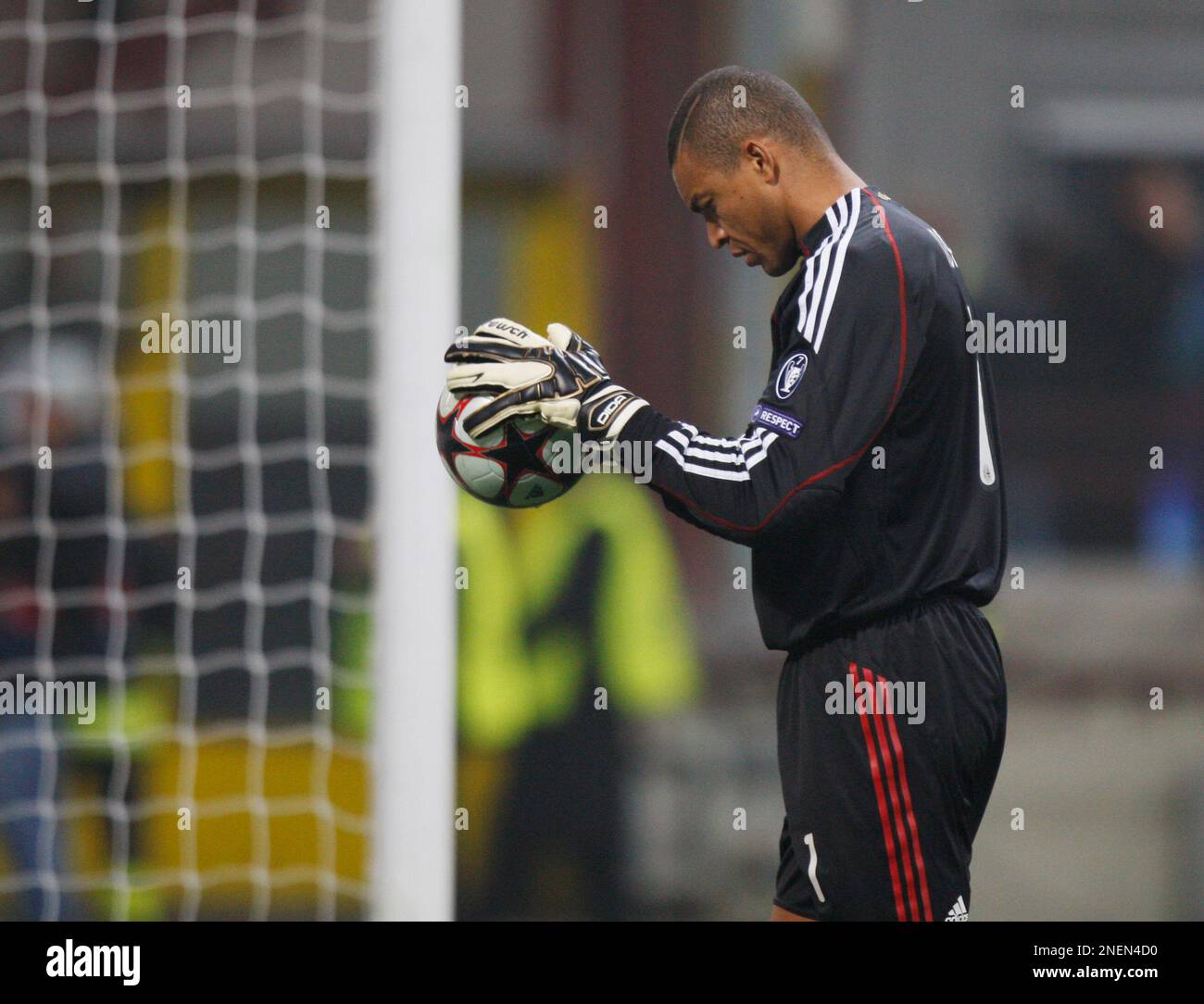 AC Milan Brazilian goalkeeper Dida controls the ball during a Group C ...