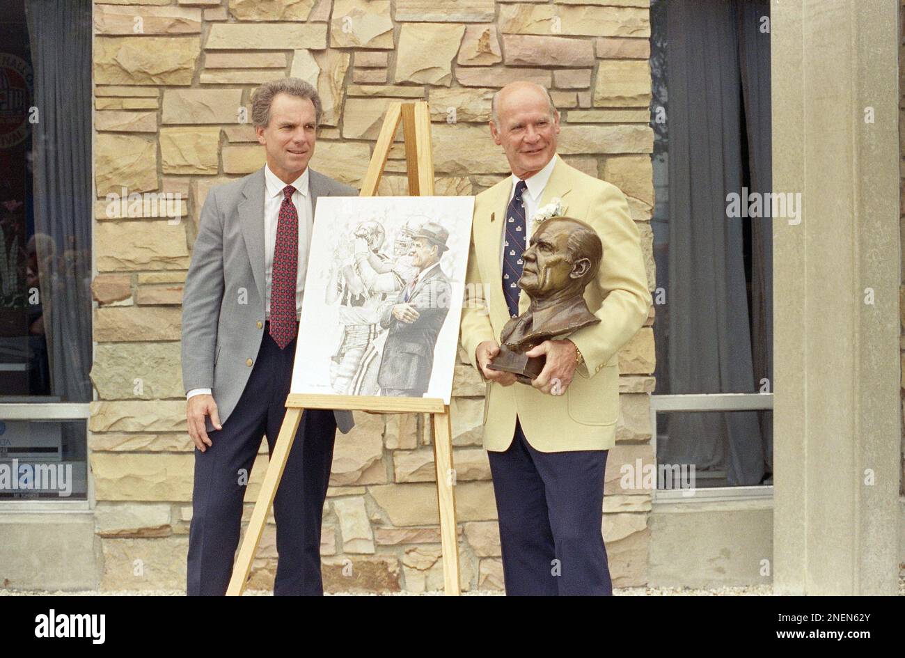 Former Dallas cowboys coach poses with bust and hall of fame ...