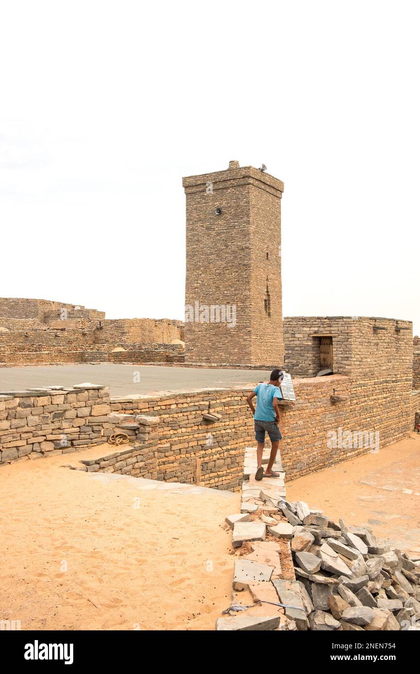 Mauritania adrar chinguetti mosque hi-res stock photography and images ...