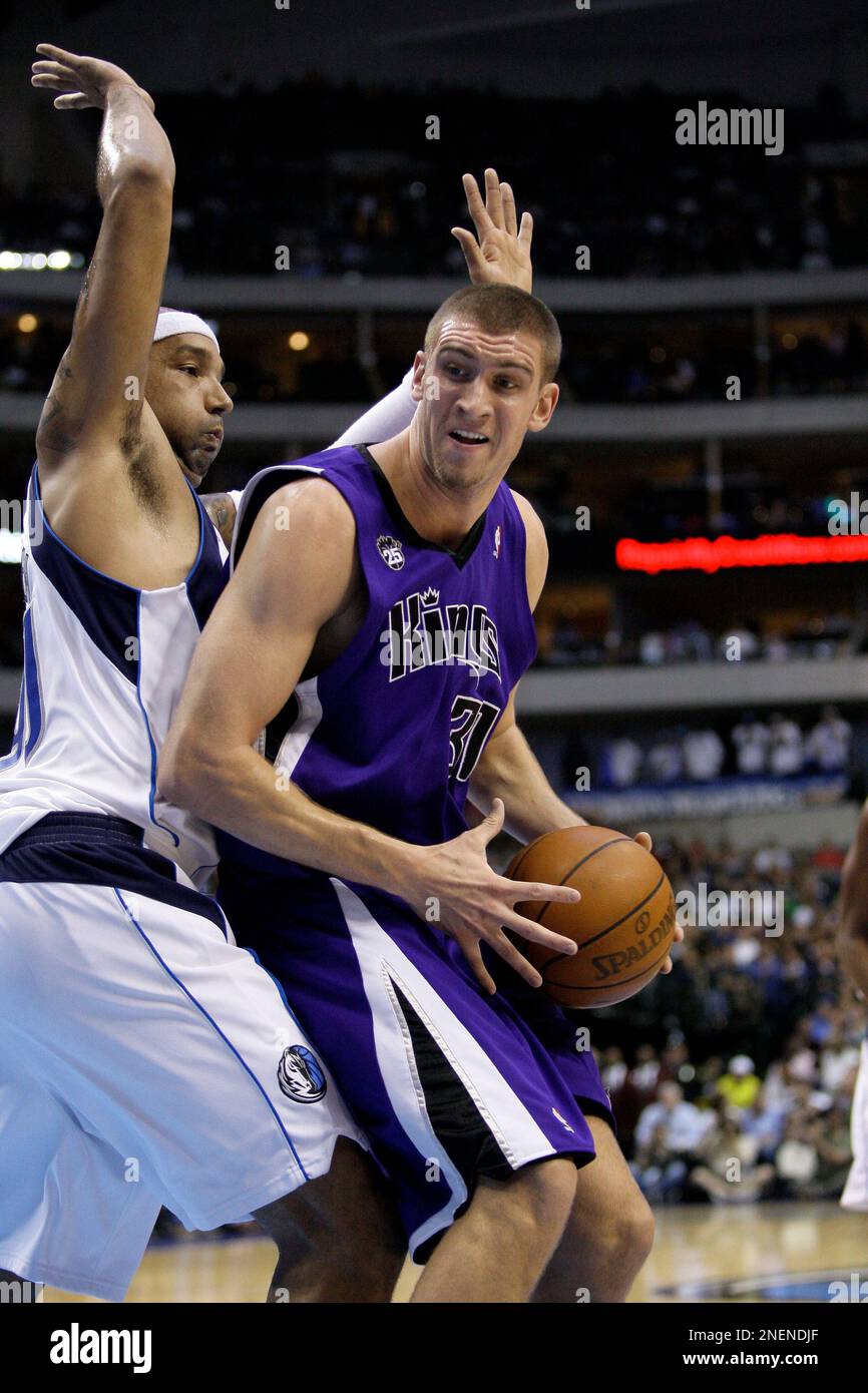 Dallas Mavericks forward Drew Gooden, left, and Sacramento Kings center ...