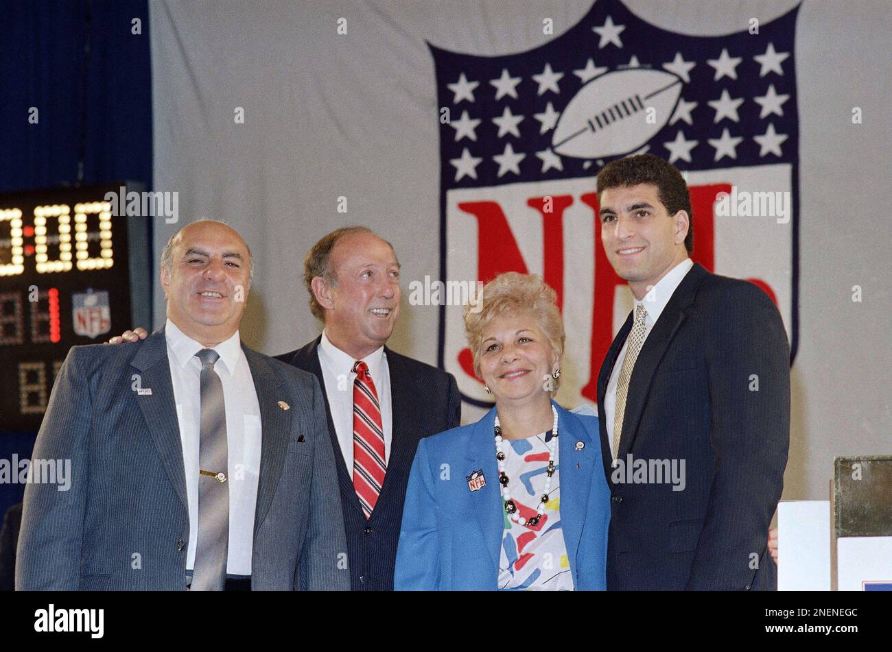 Vinny Testaverde, right, the Heisman Trophy-winning quarterback from ...