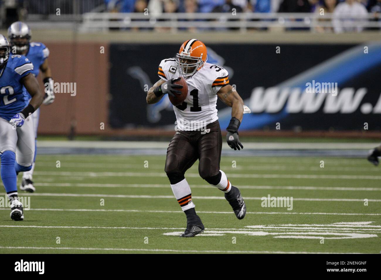 Cleveland Browns running back Jamal Lewis rushes against the Detroit ...