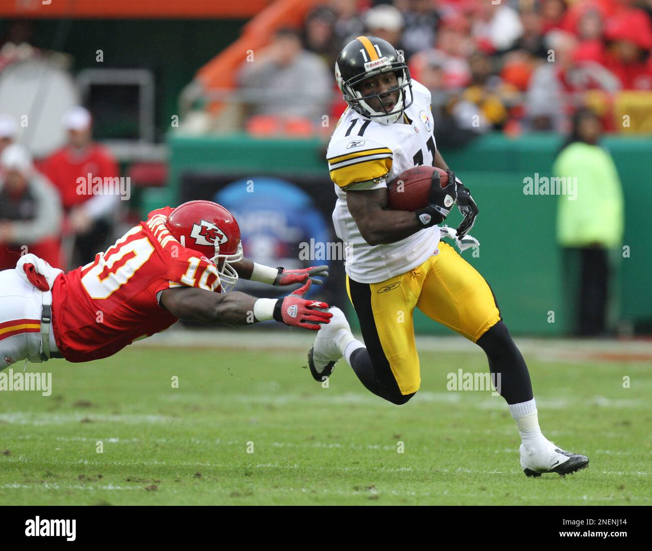 Pittsburgh Steelers running back Stefan Logan (11) gets past Kansas ...