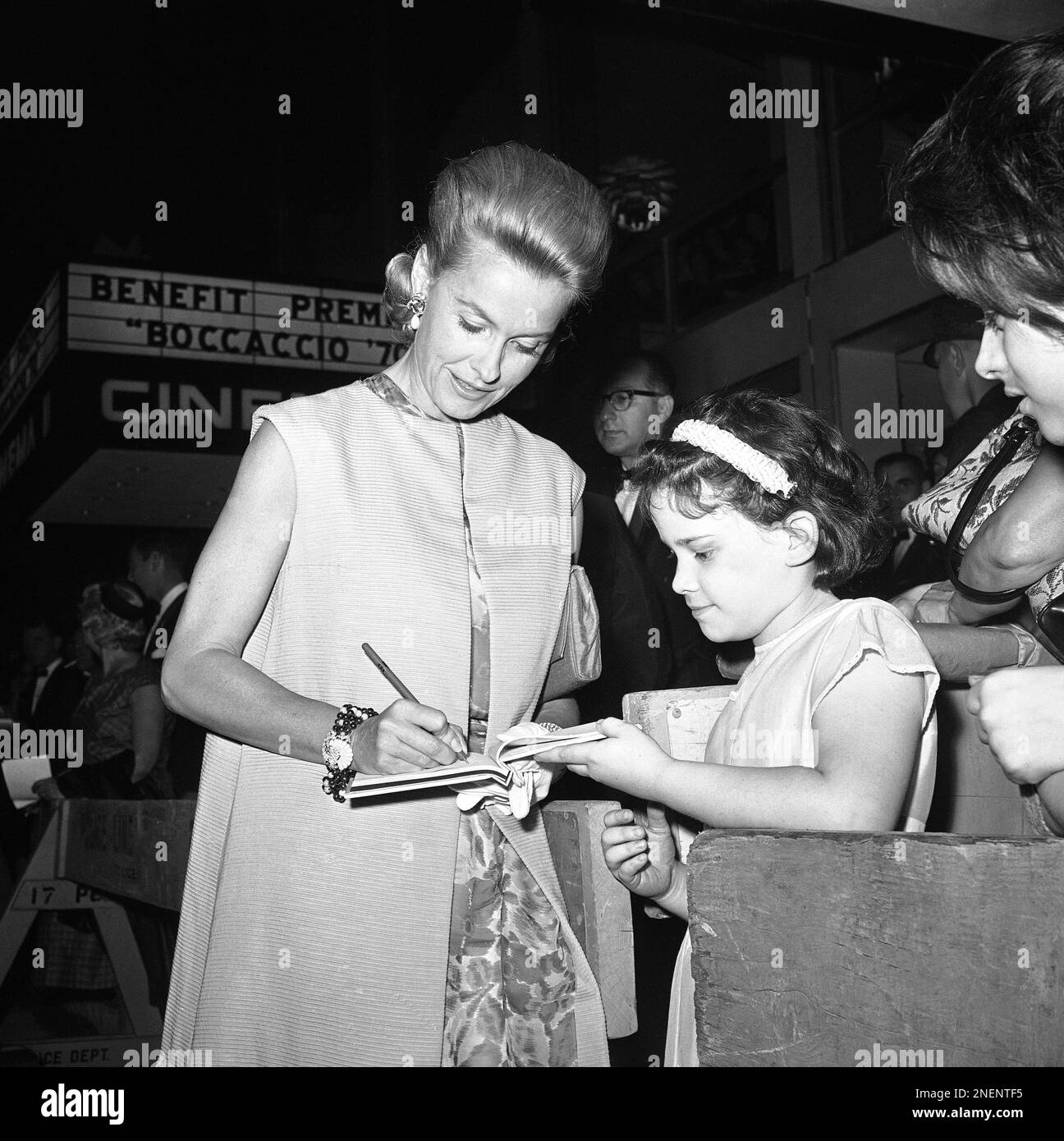 Dina Merrill signs autograph for Paulette Rodriguez upon arriving for ...