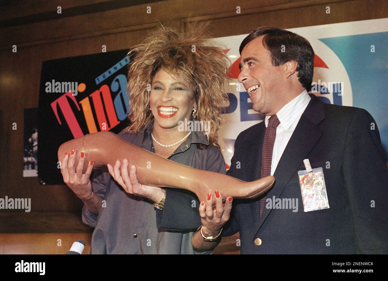 Tina Turner gets chocolate ?leg? from Pepsi President Roger Enrico in ...
