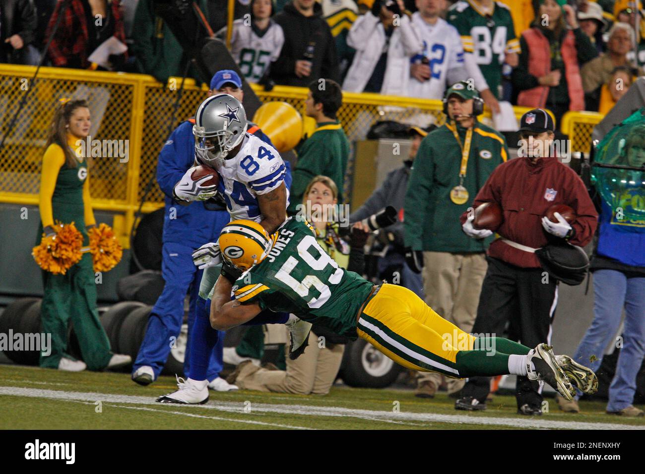 Dallas Cowboys wide receiver Patrick Crayton runs past Green Bay ...