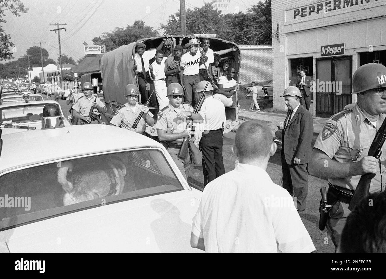 Heavily-armed Mississippi Highway Patrolmen arrive on scene as black ...