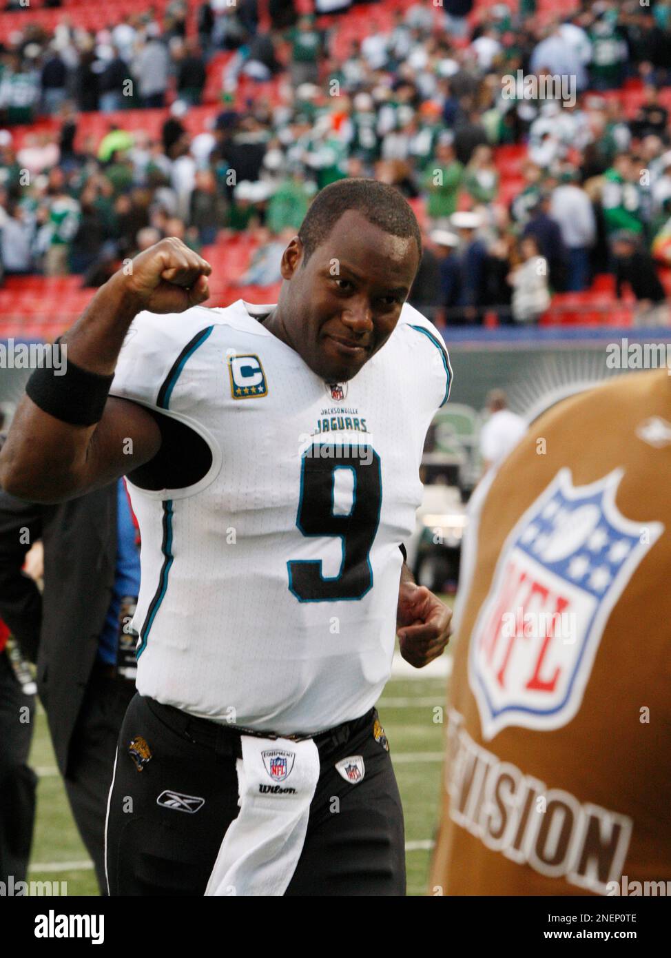 Jacksonville Jaguars quarterback David Garrard (9) leaves the field ...